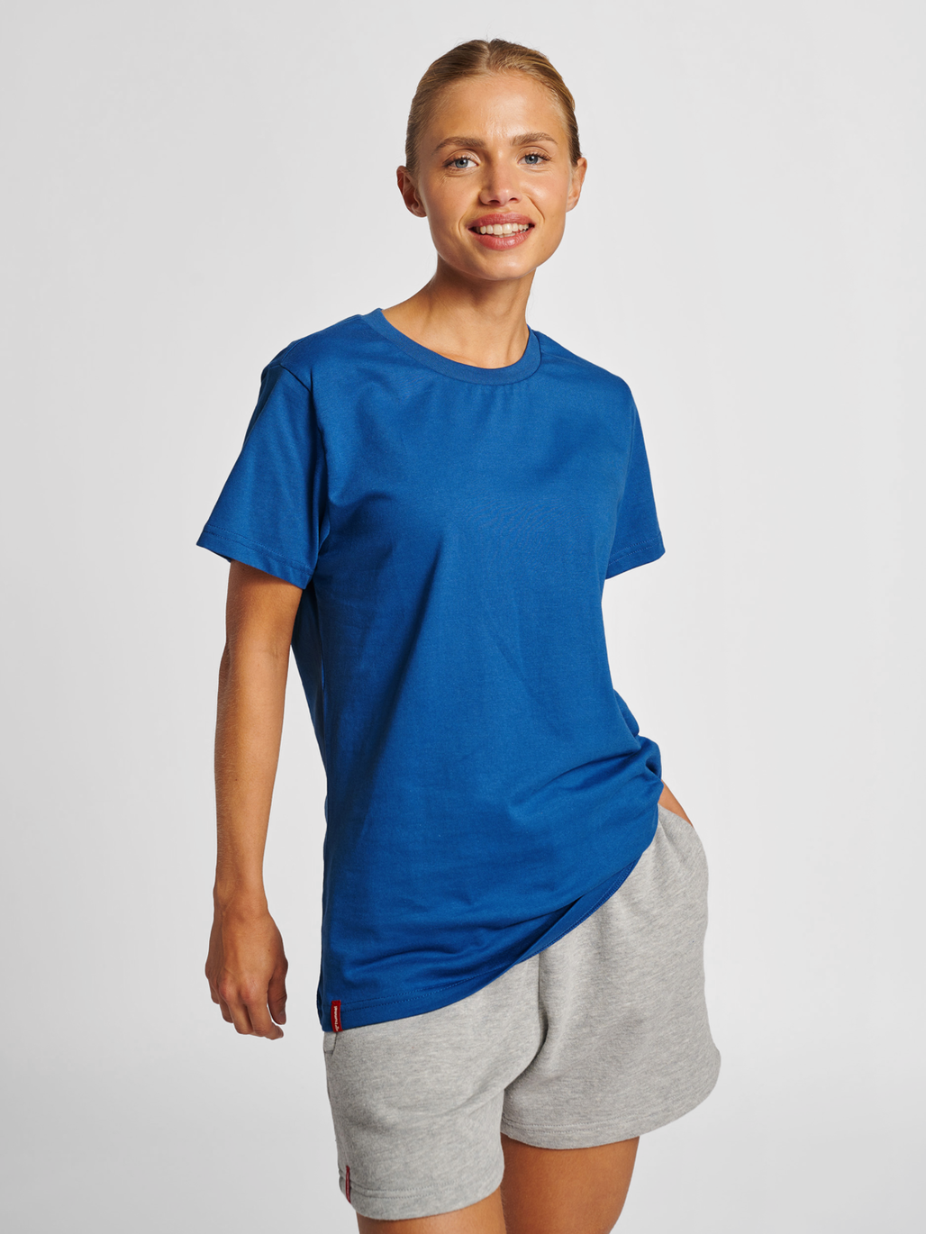 hummel RED HEAVY T-SHIRT S/S WOMAN - TRUE BLUE | hummel.net
